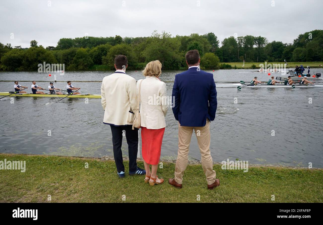 People watch rowing crews from Upper Thames Rowing Club (left) and City ...