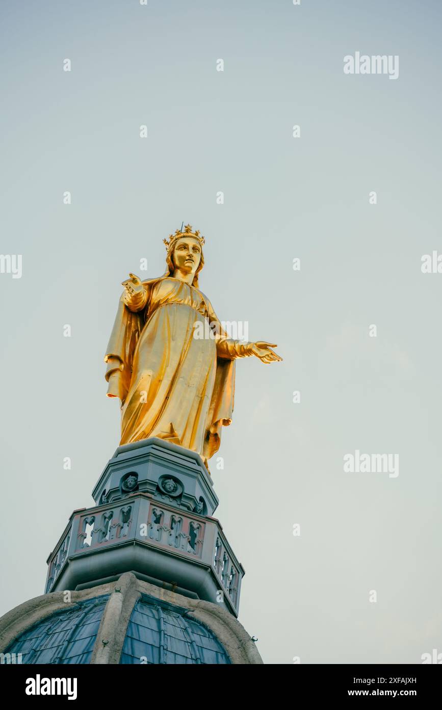 Golden statue virgin mary lyon hi-res stock photography and images - Alamy