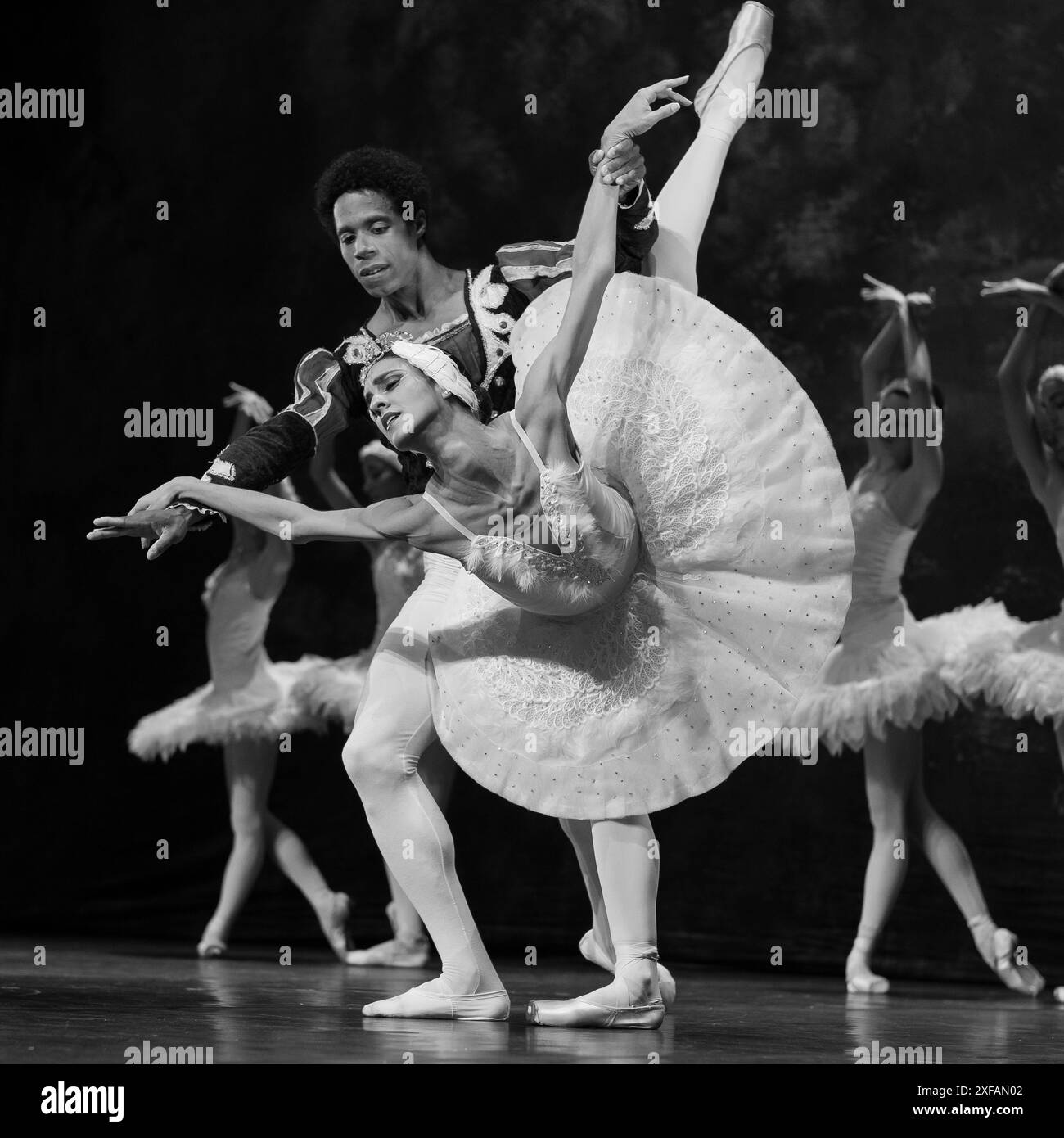 Dancers perform during the presentation of 'Swan Lake' (lago de los ...