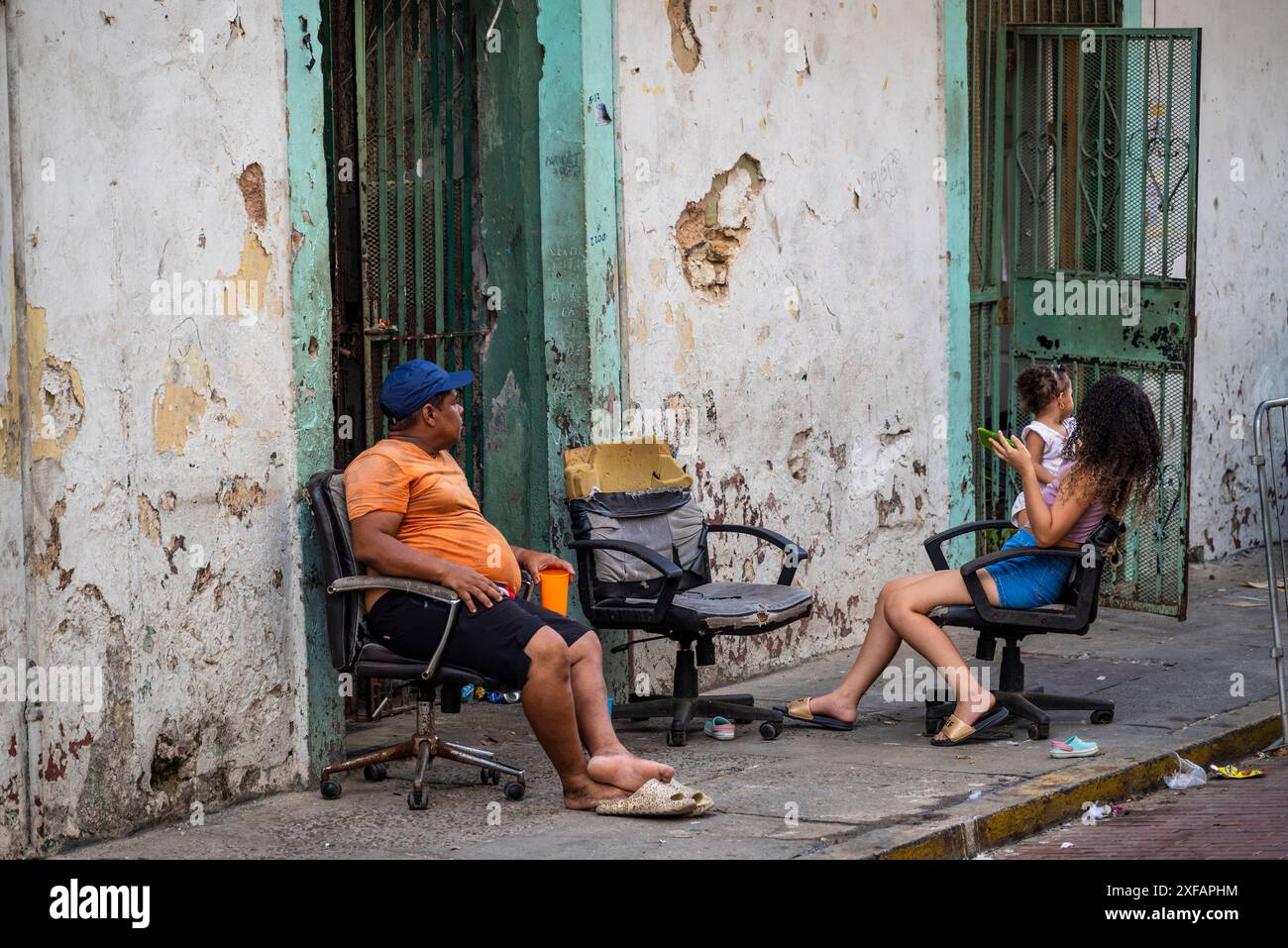 Family sitting city centre hi-res stock photography and images - Alamy