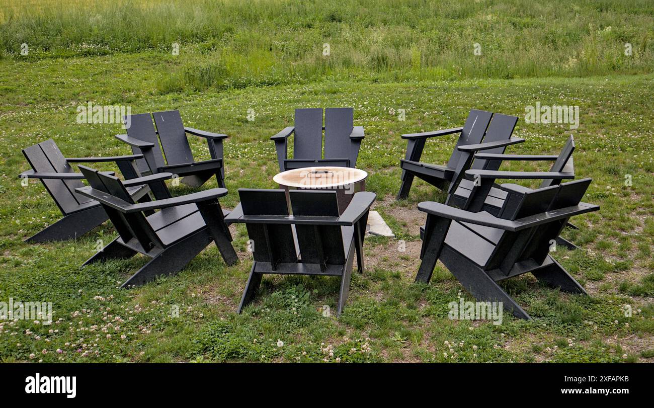 fire ring seating lawn chairs campfire (burn pit) at brewery in hudson ...