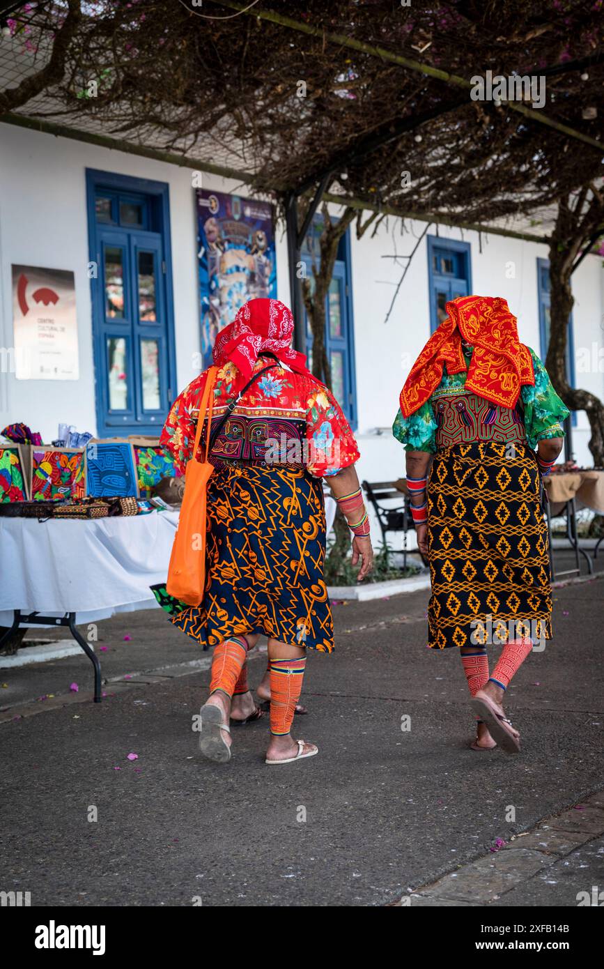 Indigenous women dressed in traditional clothes, Paseo Esteban Huertas ...