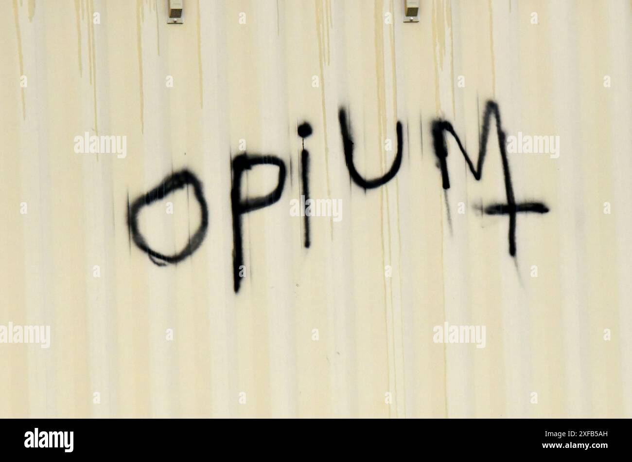 Shipping container graffiti hi-res stock photography and images - Alamy