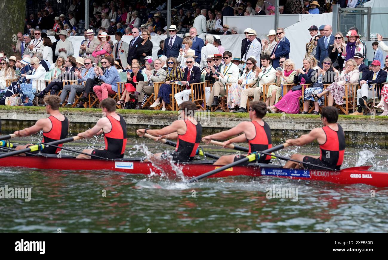 People cheer on the crew of Hamilton Boys??? High School as they ...
