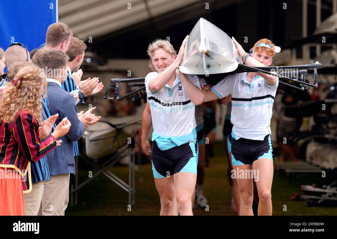 People cheer on the crew of Edinburgh University as they make their way ...