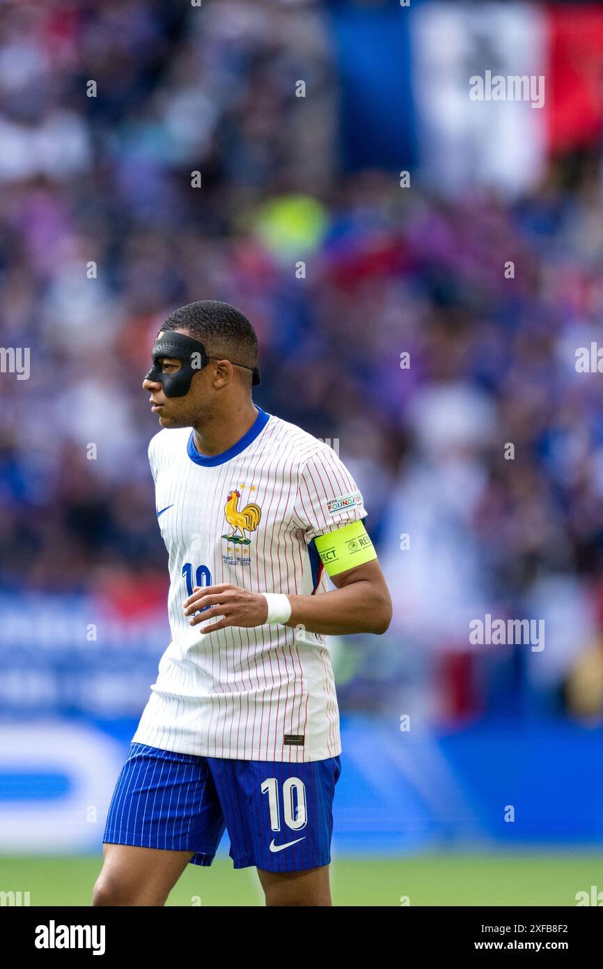 Kylian Mbappe (Frankreich, #10) mit Maske, dahinter Flagge / Fahne, GER ...