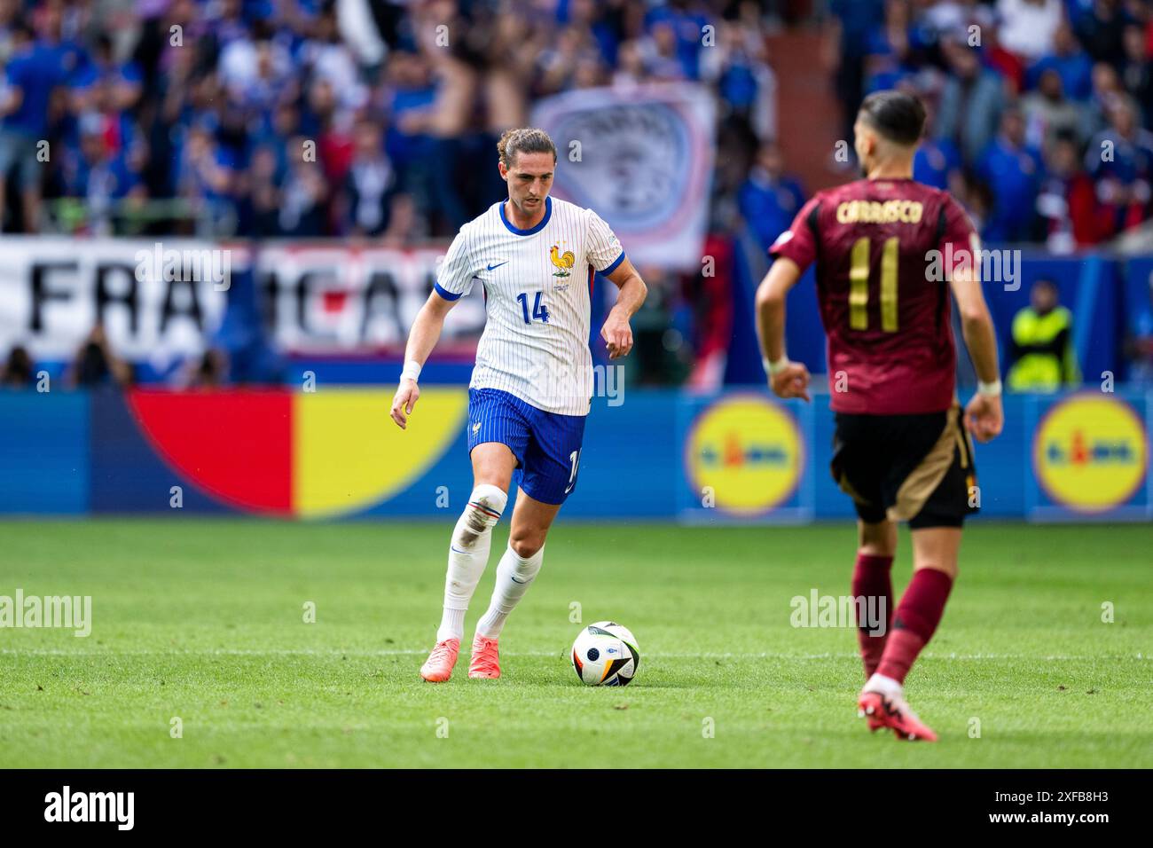 Adrien Rabiot (Frankreich, #14) im Zweikampf mit Yannick Carrasco ...