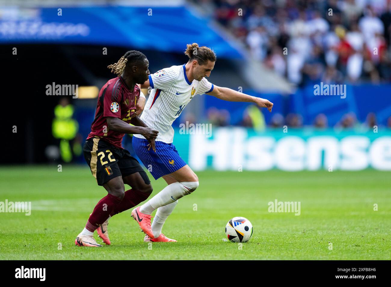 Adrien Rabiot (Frankreich, #14) im Zweikampf mit Jeremy Doku (Belgien ...