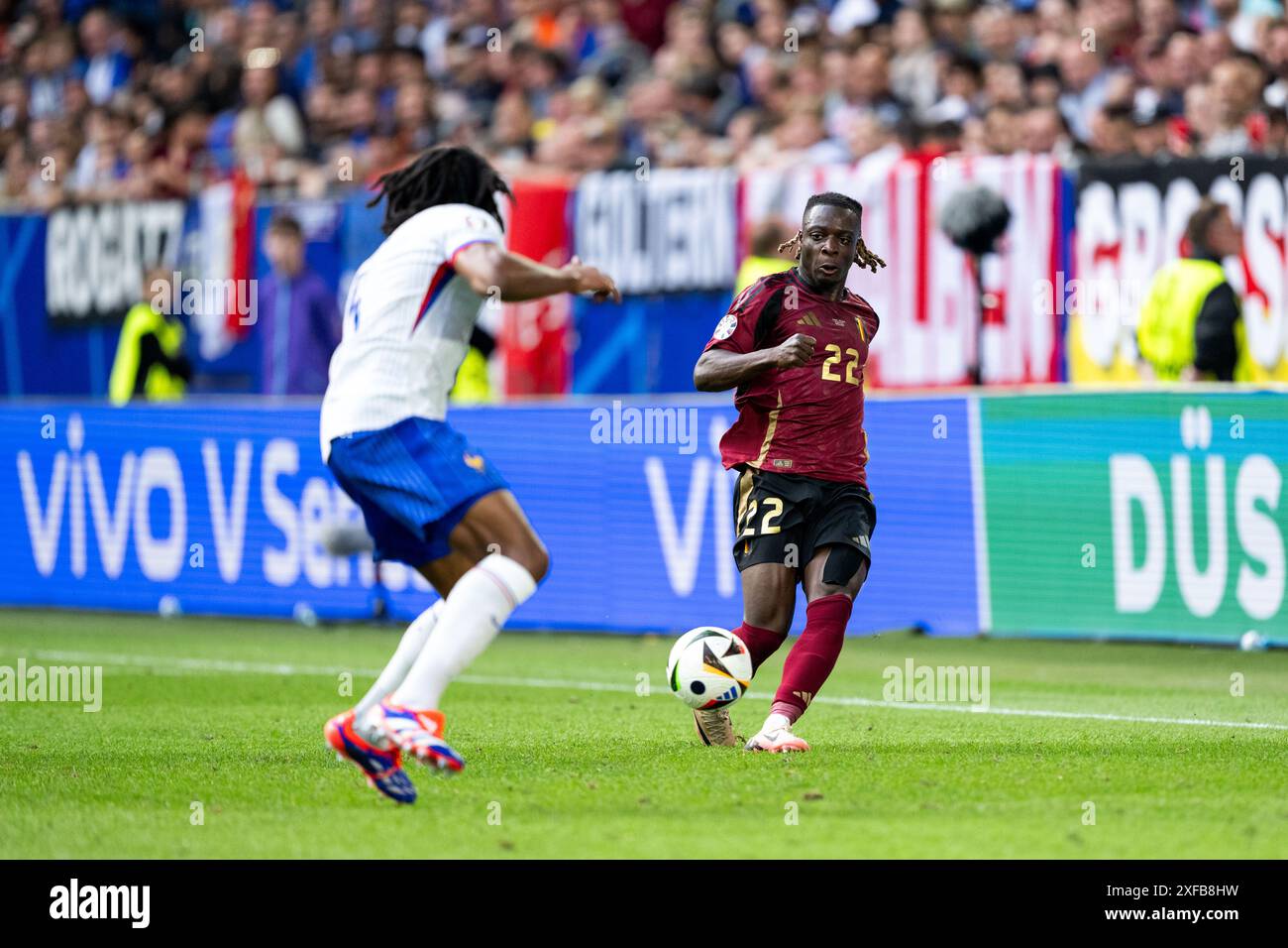 Jeremy Doku (Belgien, #22) im Zweikampf mit Jules Olivier Kounde ...