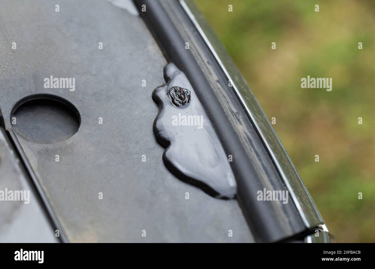 Anti-corrosive leakage in the engine compartment after treatment with ...