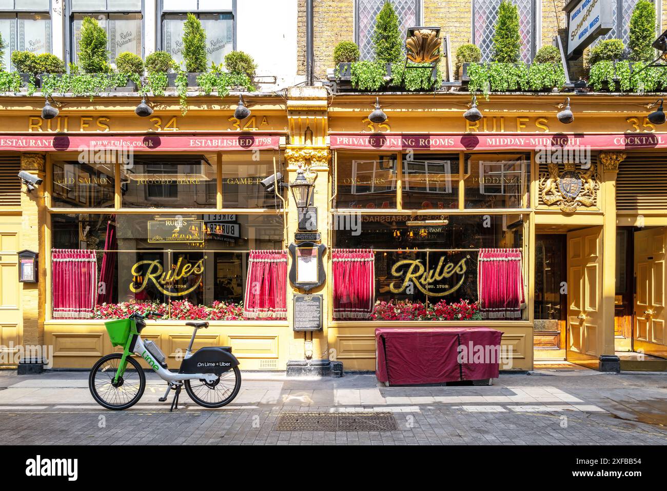 Traditional british restaurant signage hi-res stock photography and ...
