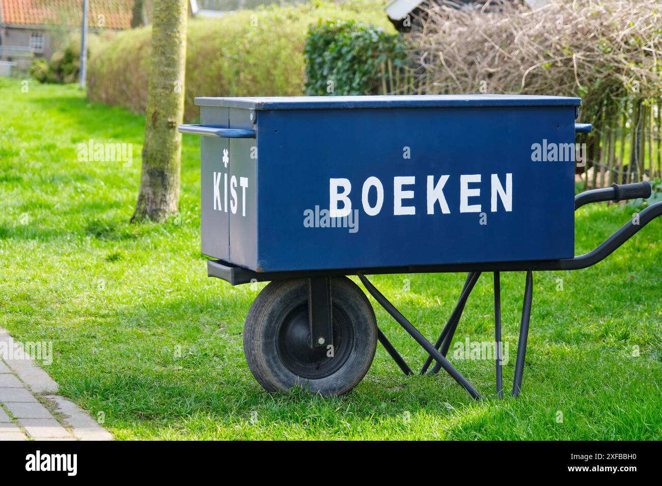 Books in outdoor library box hi-res stock photography and images - Alamy