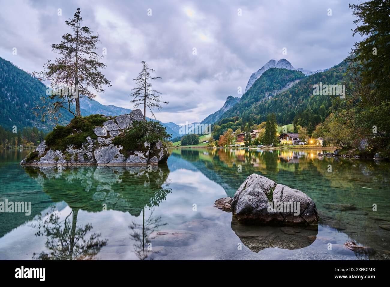 Hintersee in autumn colours, Ramsau, Berchtesgaden National Park ...