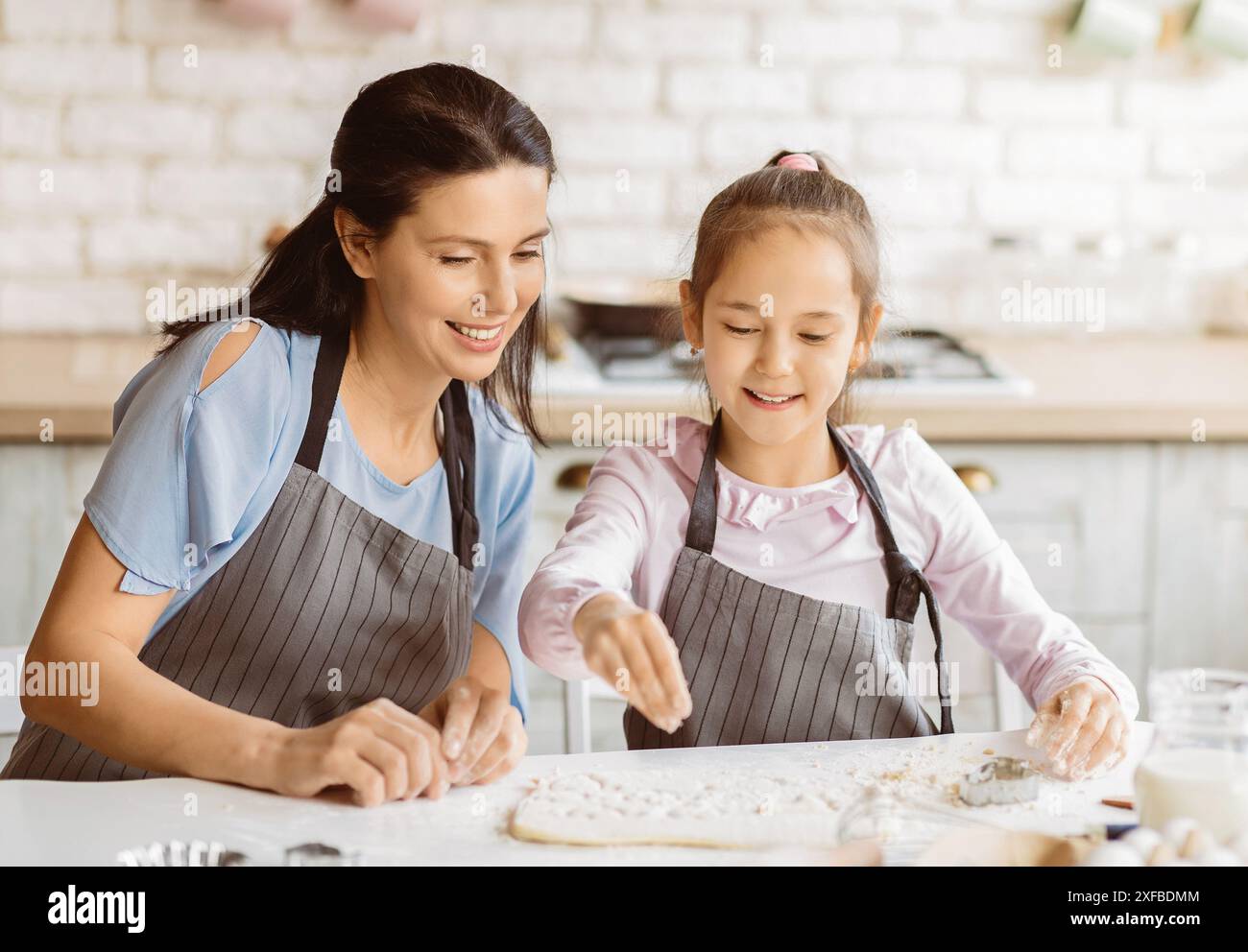 Mother daughter baking sugar cookies hi-res stock photography and ...