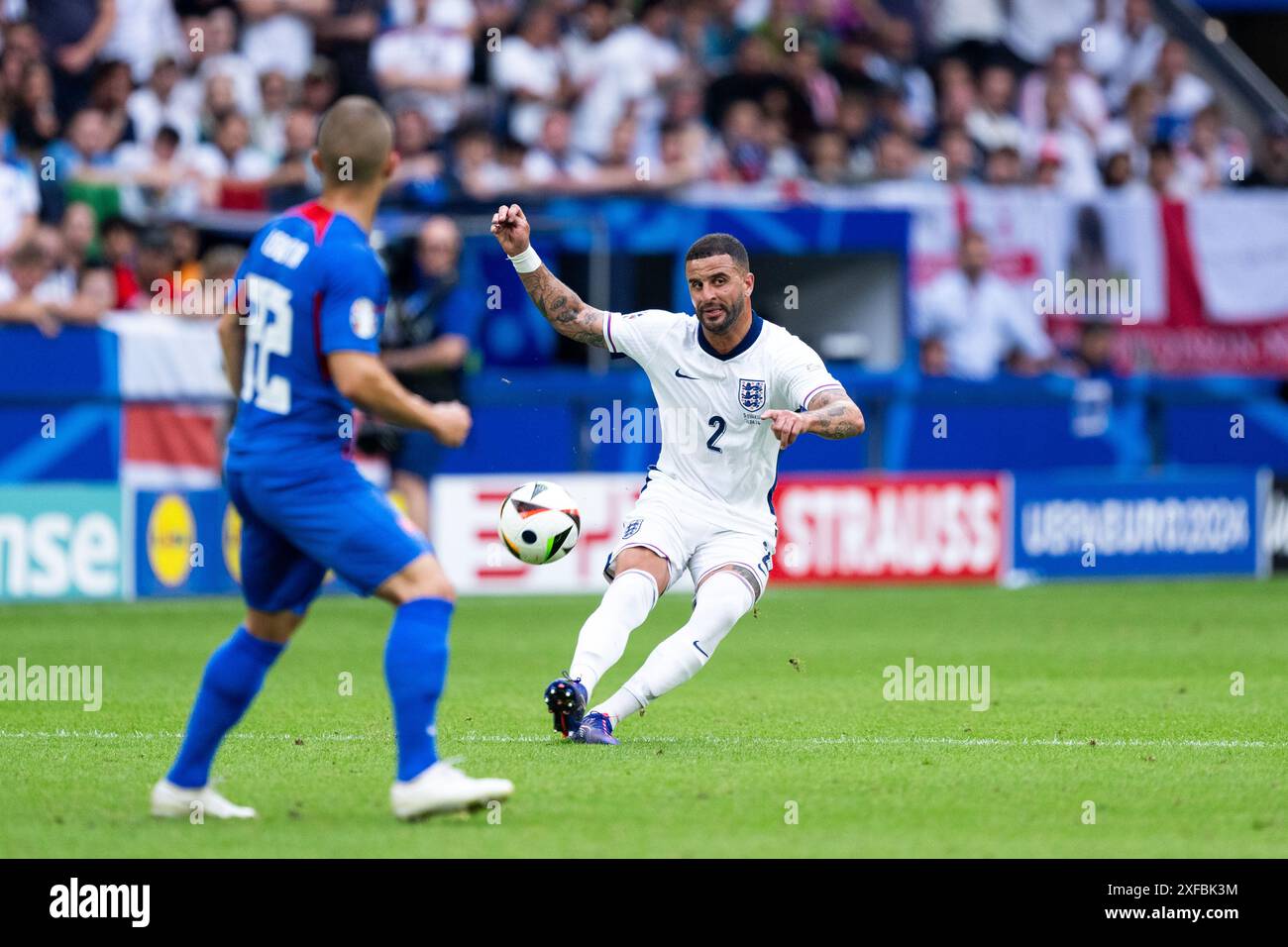 Kyle Walker (England, #02) am Ball, davor Stanislav Lobotka (Slowakei ...