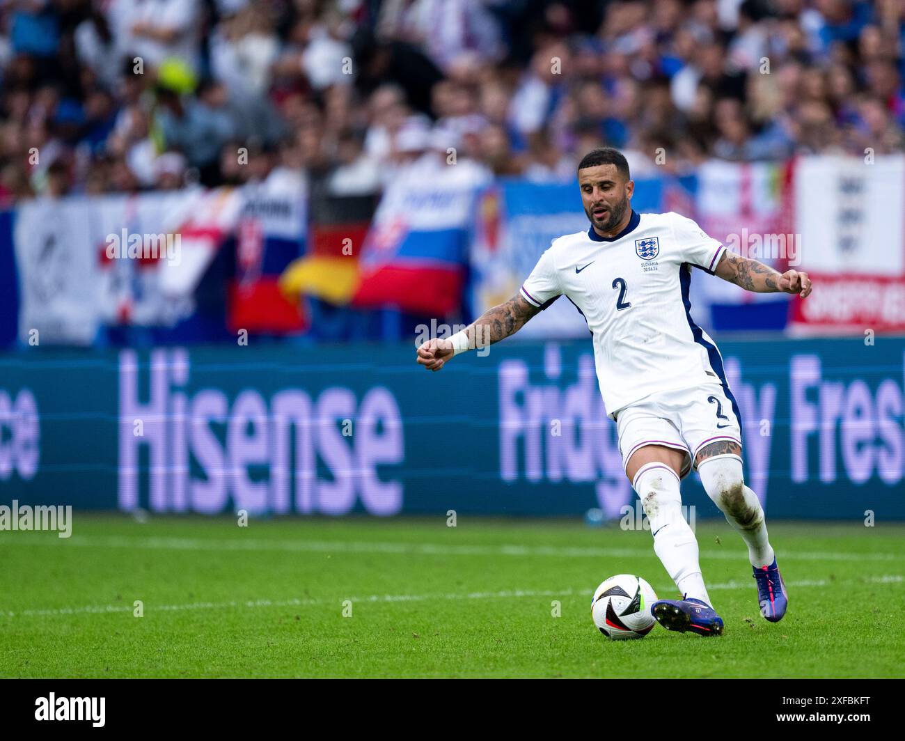 Kyle Walker (England, #02) am Ball, GER, England (ENG) vs Slovakia (SVN ...
