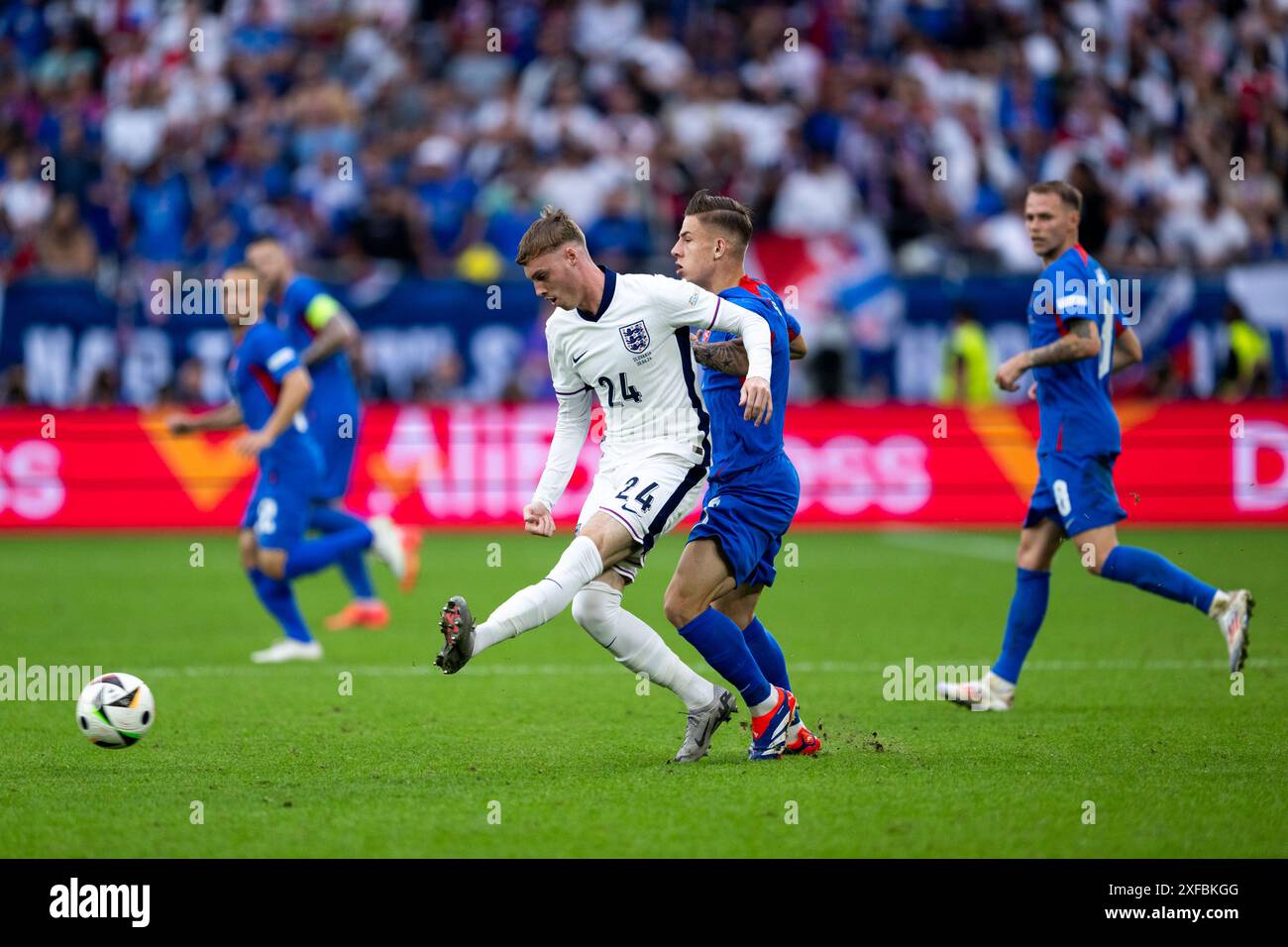 Cole Palmer (England, #24) im Zweikampf mit Tomas Suslov (Slowakei, #07 ...