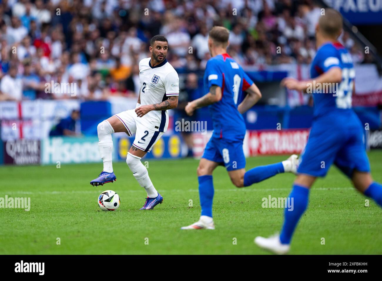 Kyle Walker (England, #02) am Ball, davor Ondrej Duda (Slowakei, #08 ...