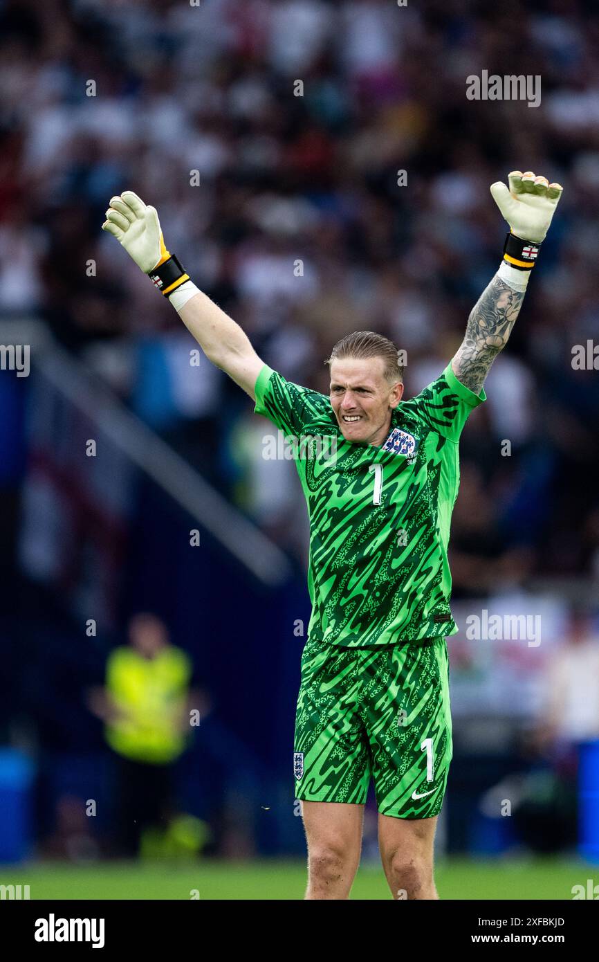 Jordan Pickford (England, #01) jubelt ueber das Tor zum 1:1 Ausgleich ...