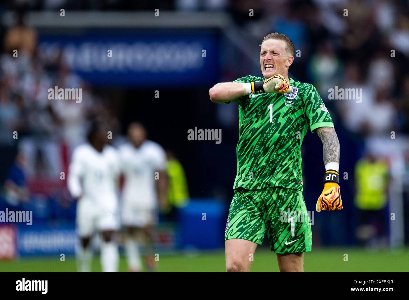 Jordan Pickford (England, #01) jubelt ueber das Tor zum 1:1 Ausgleich ...