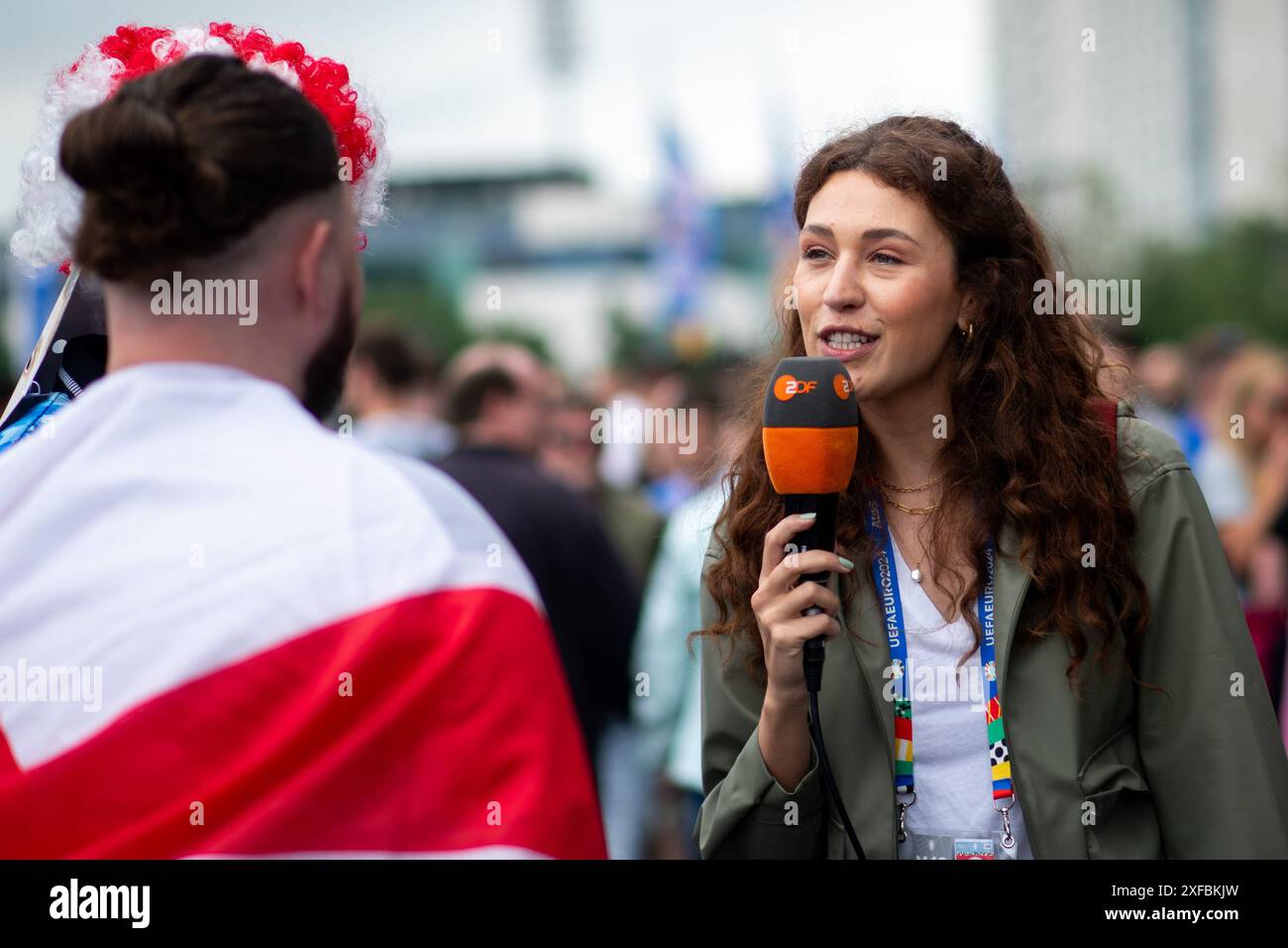 Lena Kesting (ZDF Sportjournalistin, TV Reporterin) beim Interview mit ...