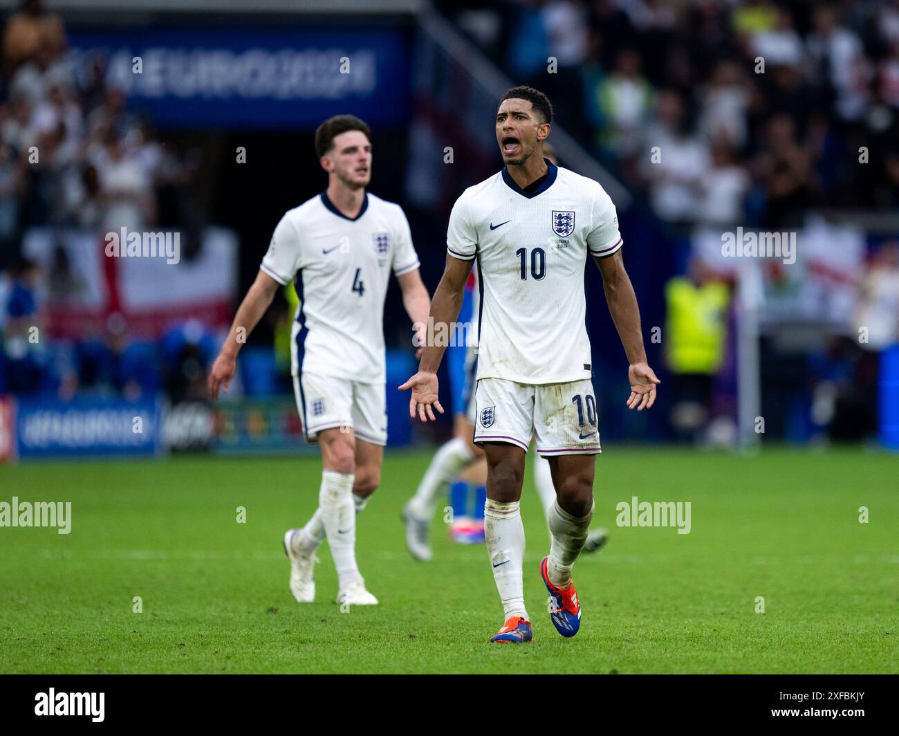 Jude Bellingham (England, #10), Declan Rice (England, #04) jubeln ueber ...