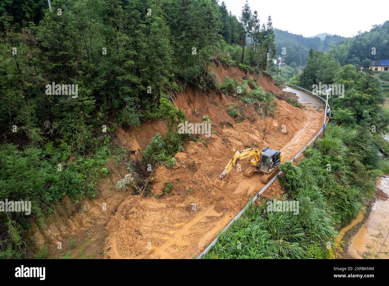 Excavator working in river hi-res stock photography and images - Alamy