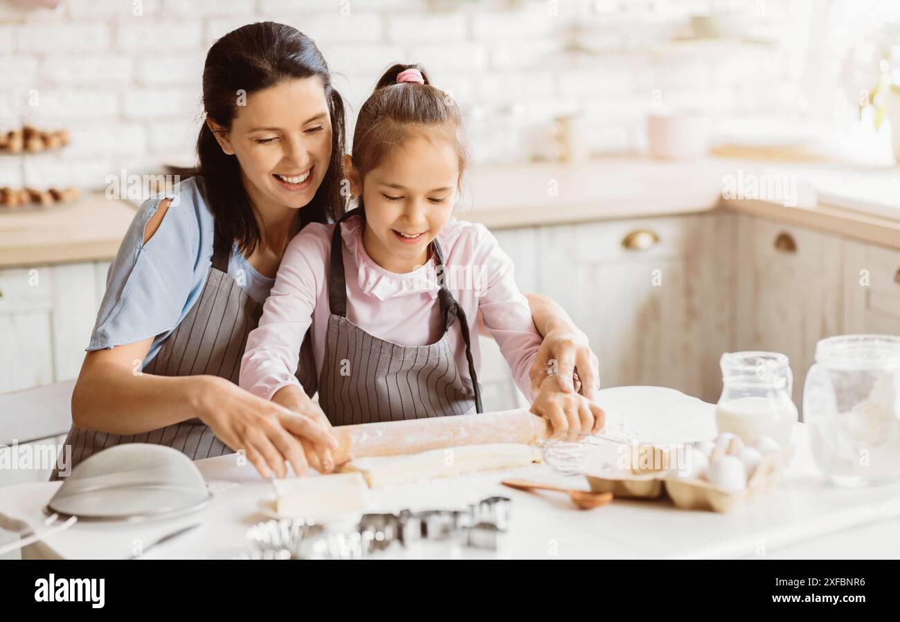 Mother daughter baking sugar cookies hi-res stock photography and ...