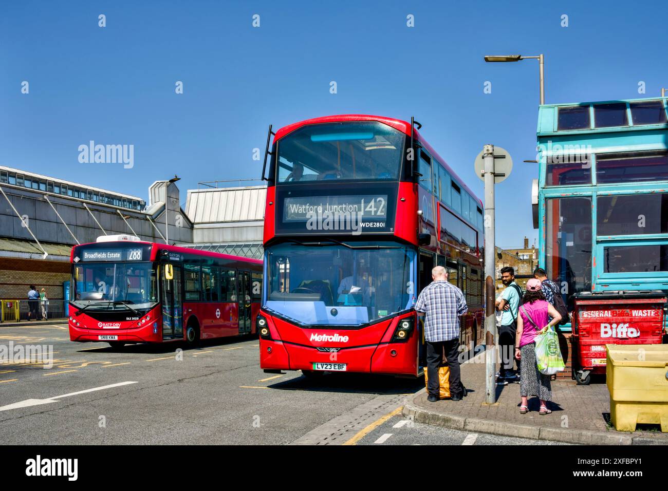 London bus station hi-res stock photography and images - Alamy