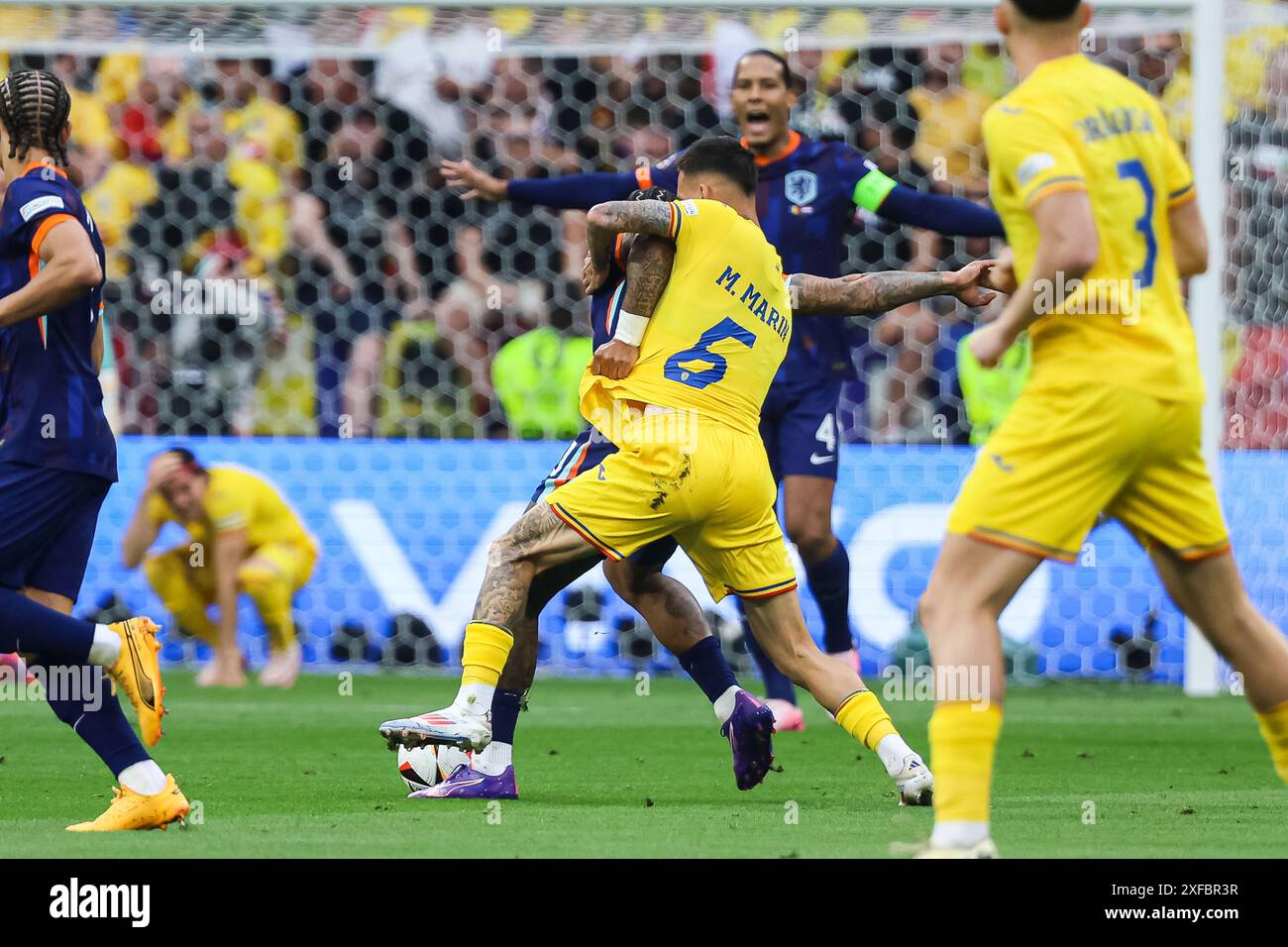 Marius-Mihai Marin (Rumaenien, #06) vs Memphis Depay (Niederlande, #10 ...