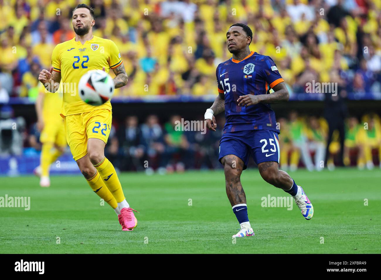 Steven Bergwijn (Niederlande, #25) vs Vasile Mogos (Rumaenien, #22) GER ...