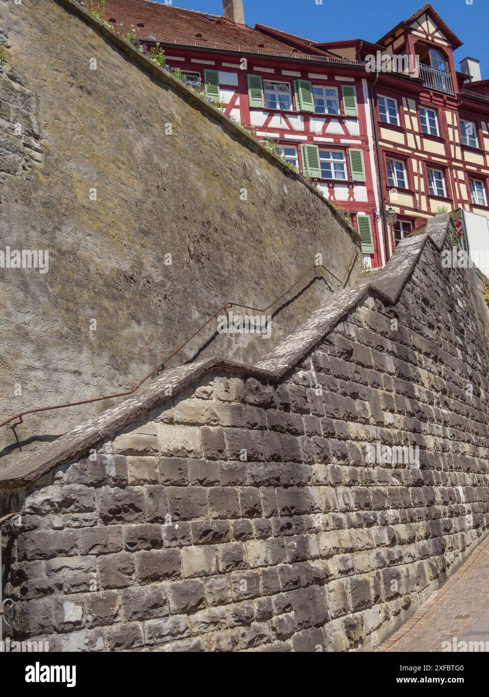 Half high wall hi-res stock photography and images - Alamy