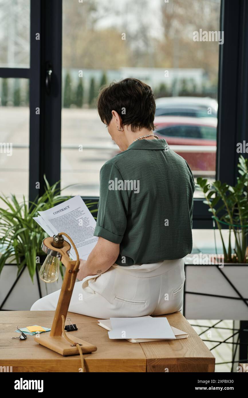 Engrossed reader hi-res stock photography and images - Alamy