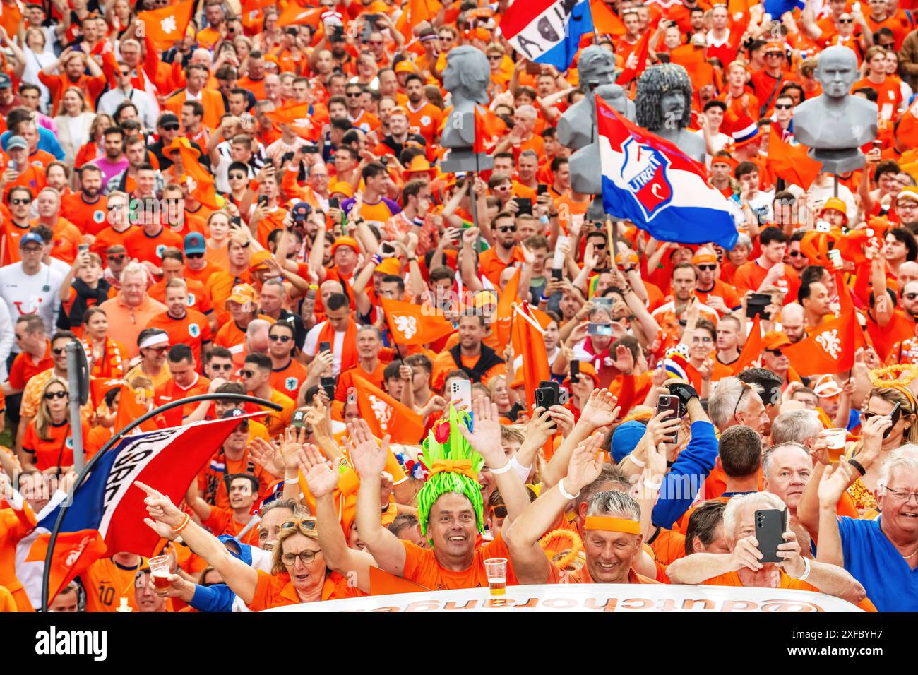 Tausende fröhliche Oranje Fans ziehen durch den Olympiapark zur Fan ...