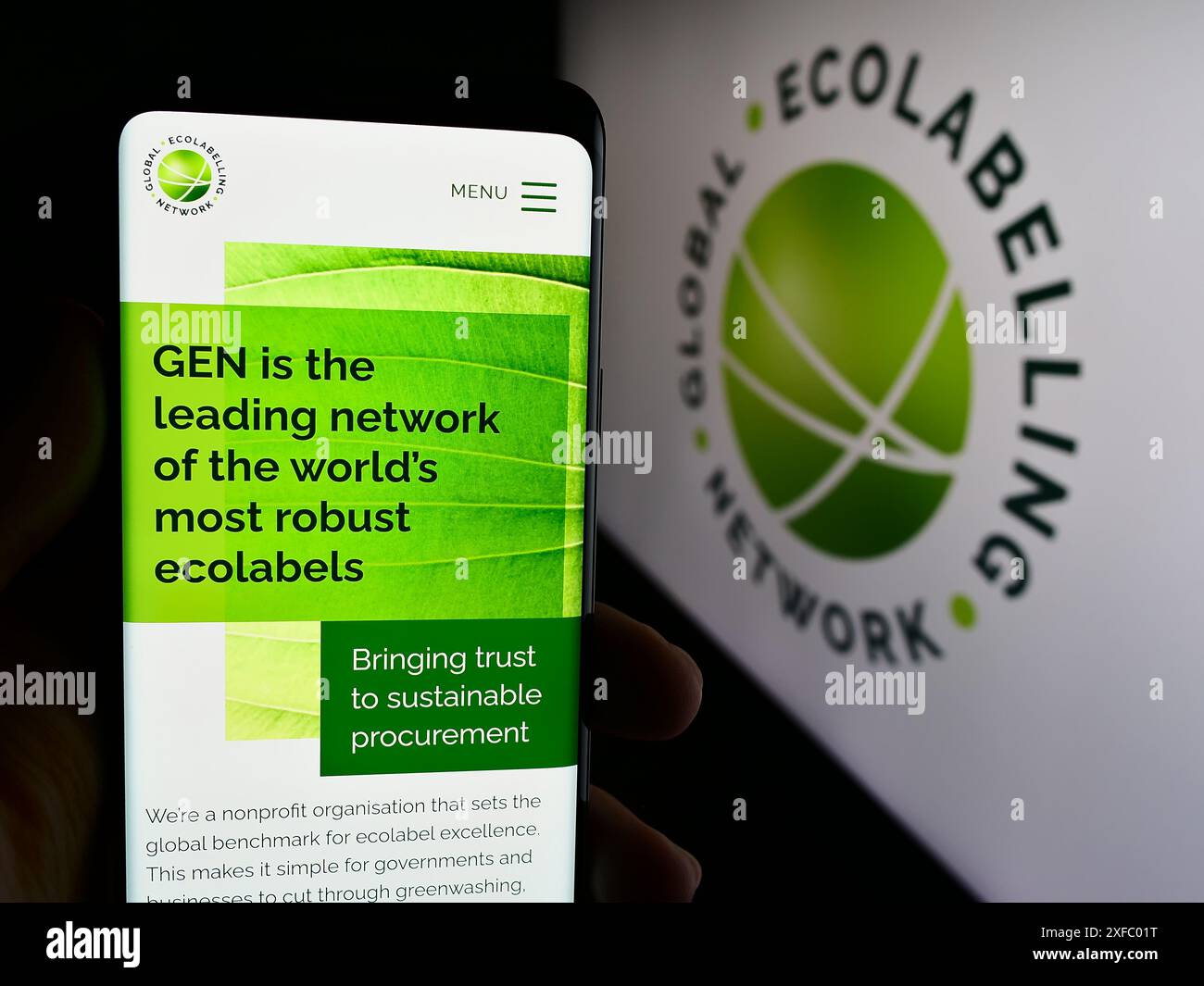 Person holding cellphone with webpage of organisation Global ...