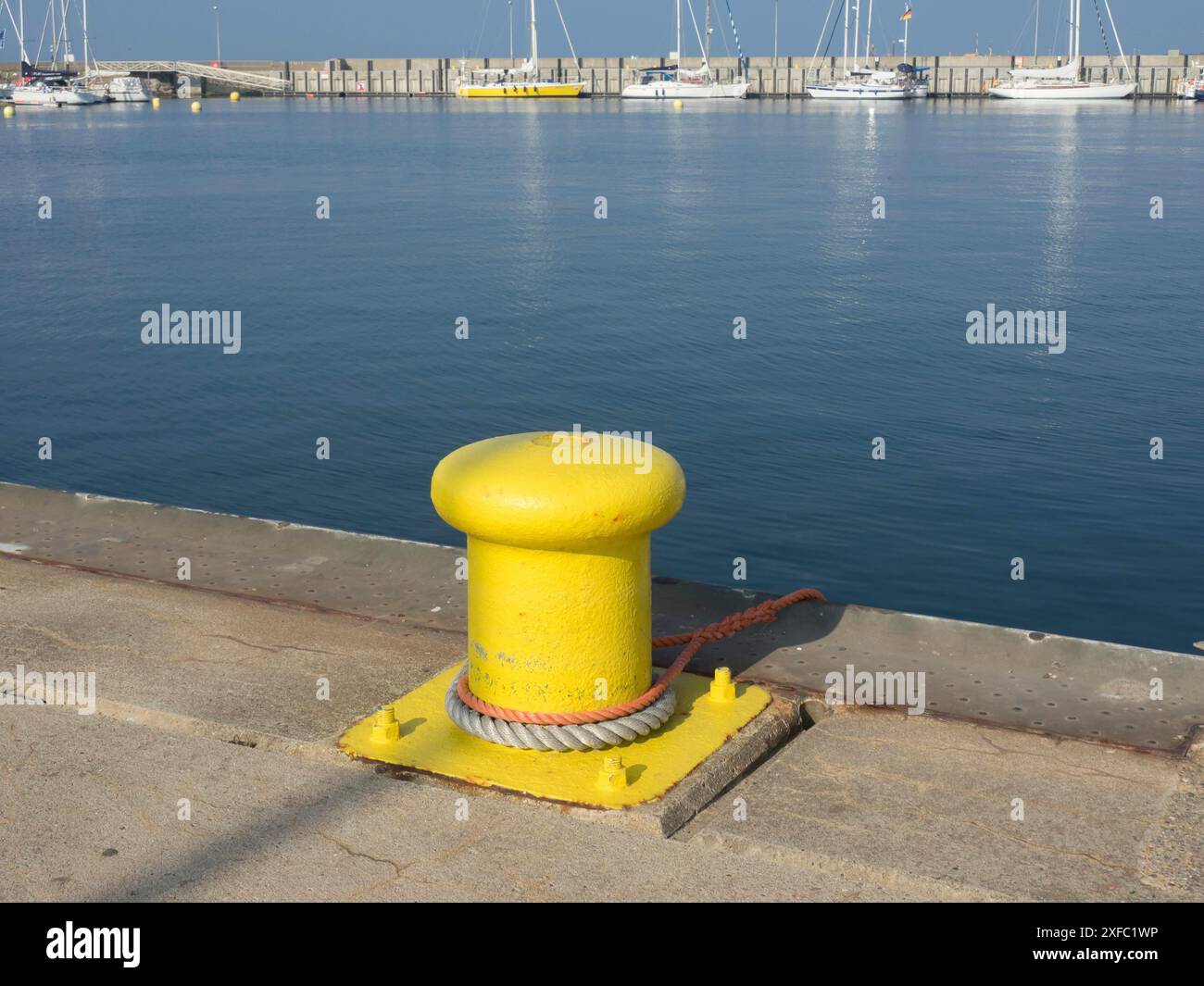 Harbour edge hi-res stock photography and images - Alamy