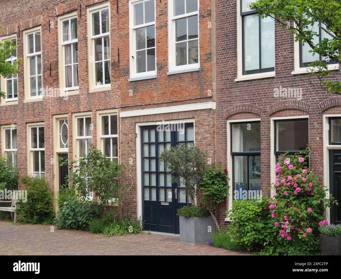 Historic brick building windows hi-res stock photography and images - Alamy