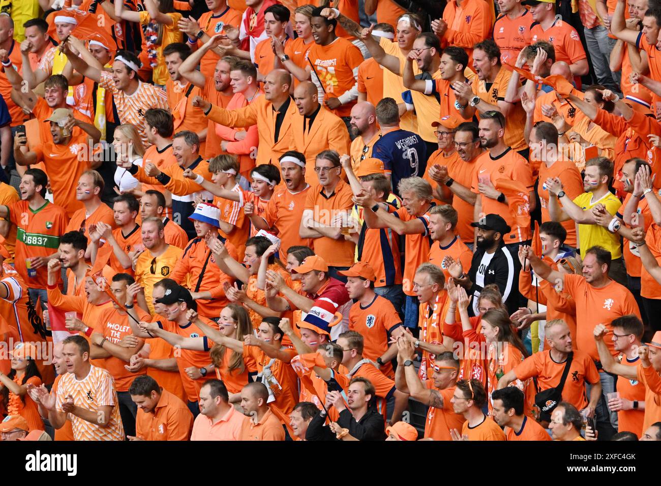 Dutch soccer fans cheer netherlands hi-res stock photography and images ...
