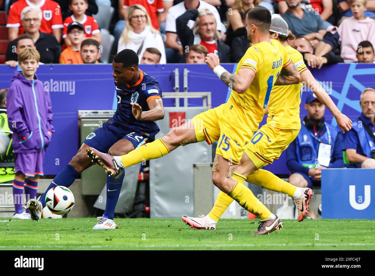 Denzel Dumfries (Niederlande, #22) vs Andonie Andrei Burca (Rumaenien ...