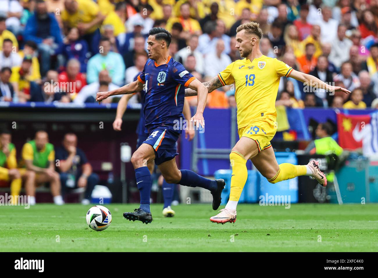 Tijjani Reijnders (Niederlande, #14) im Sprint mit Denis-Mihai Dragus ...