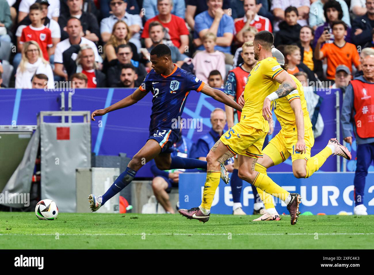 Denzel Dumfries (Niederlande, #22) vs Andonie Andrei Burca (Rumaenien ...