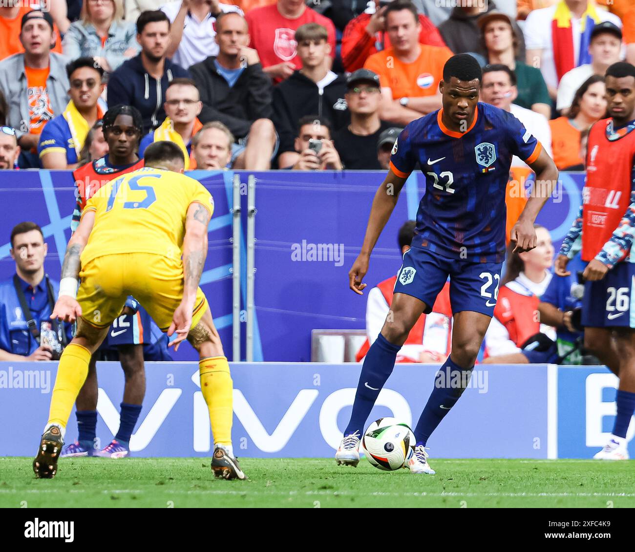 Denzel Dumfries (Niederlande, #22) vs Andonie Andrei Burca (Rumaenien ...