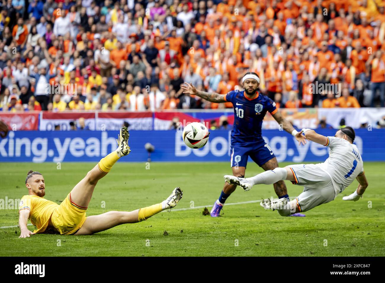 MUNICH - Radu Dragusin of Romania, Memphis Depay of Holland and Romania ...
