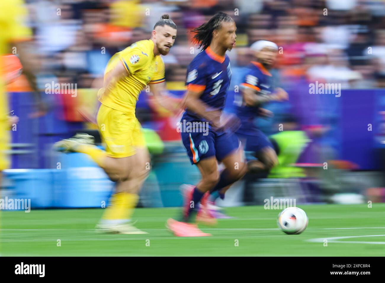 Nathan Ake (Niederlande, #05) am Ball GER, Rumaenien (ROM) vs. Niederlande (NED), Fussball ...