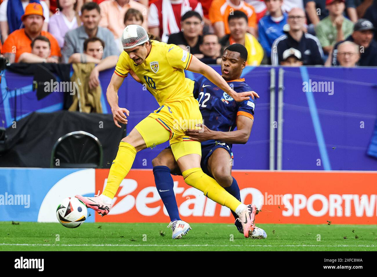 Ianis Hagi (Rumaenien, #10) vs Denzel Dumfries (Niederlande, #22) GER ...
