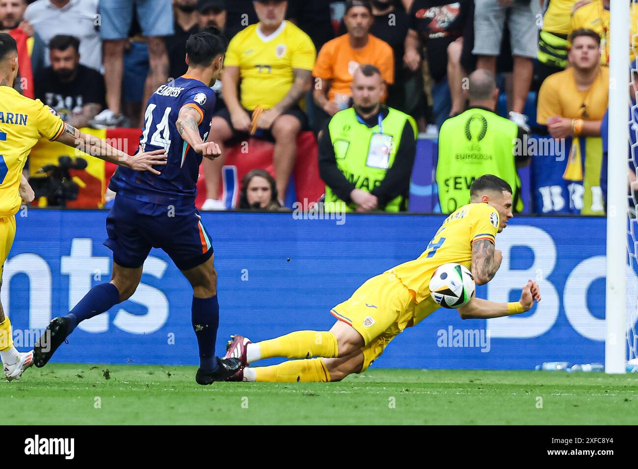 Arm angeschossen von Tijjani Reijnders (Niederlande, #14) an Bogdan ...