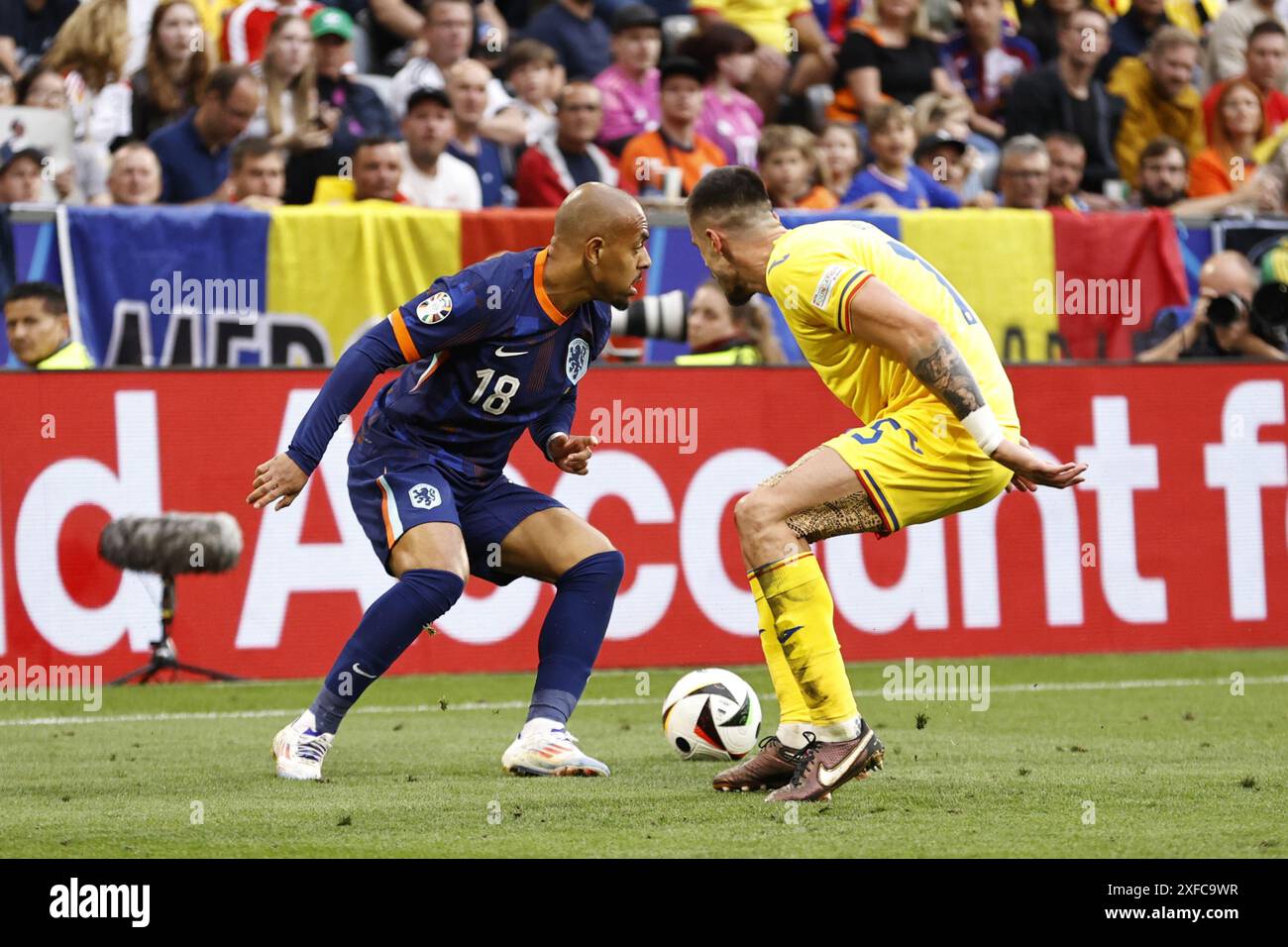 MUNICH - (l-r) Donyell Malen of Holland, Andrei Burca of Romania during ...