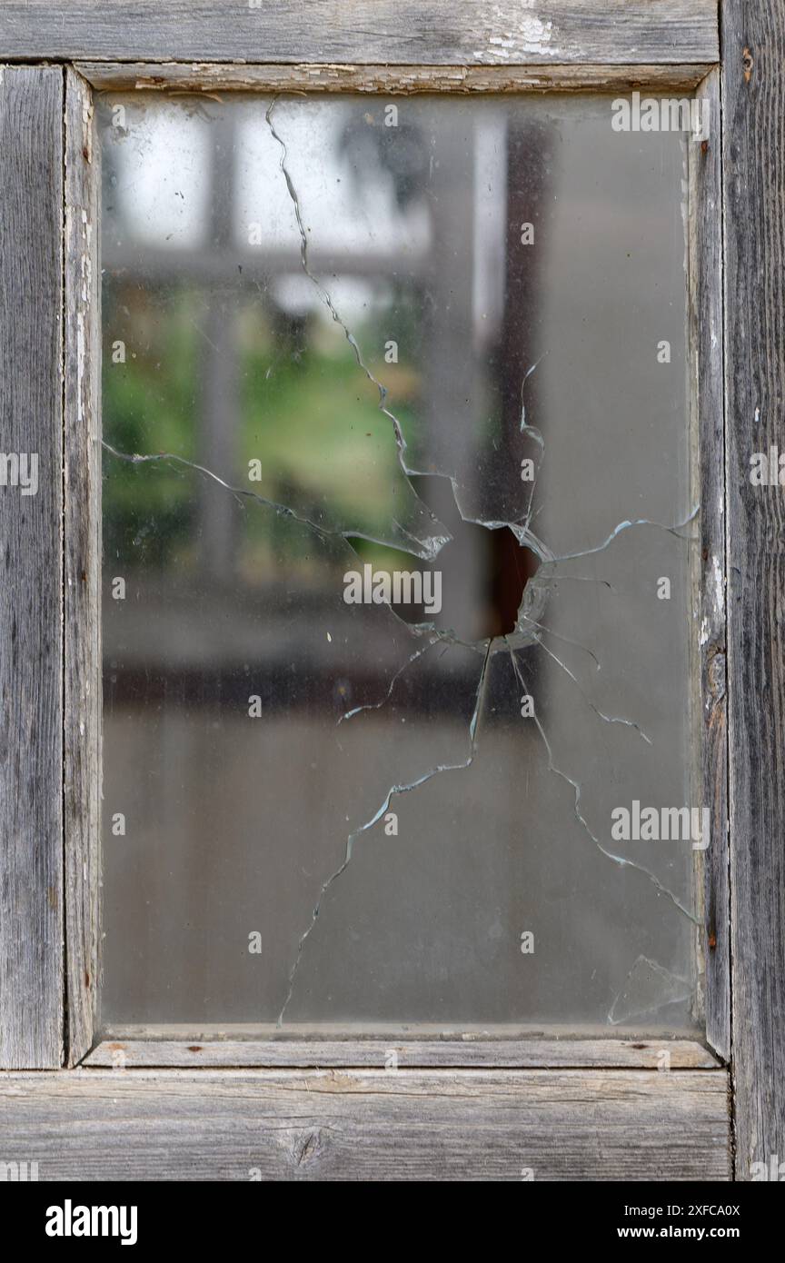 Broken screen mirror hi-res stock photography and images - Alamy