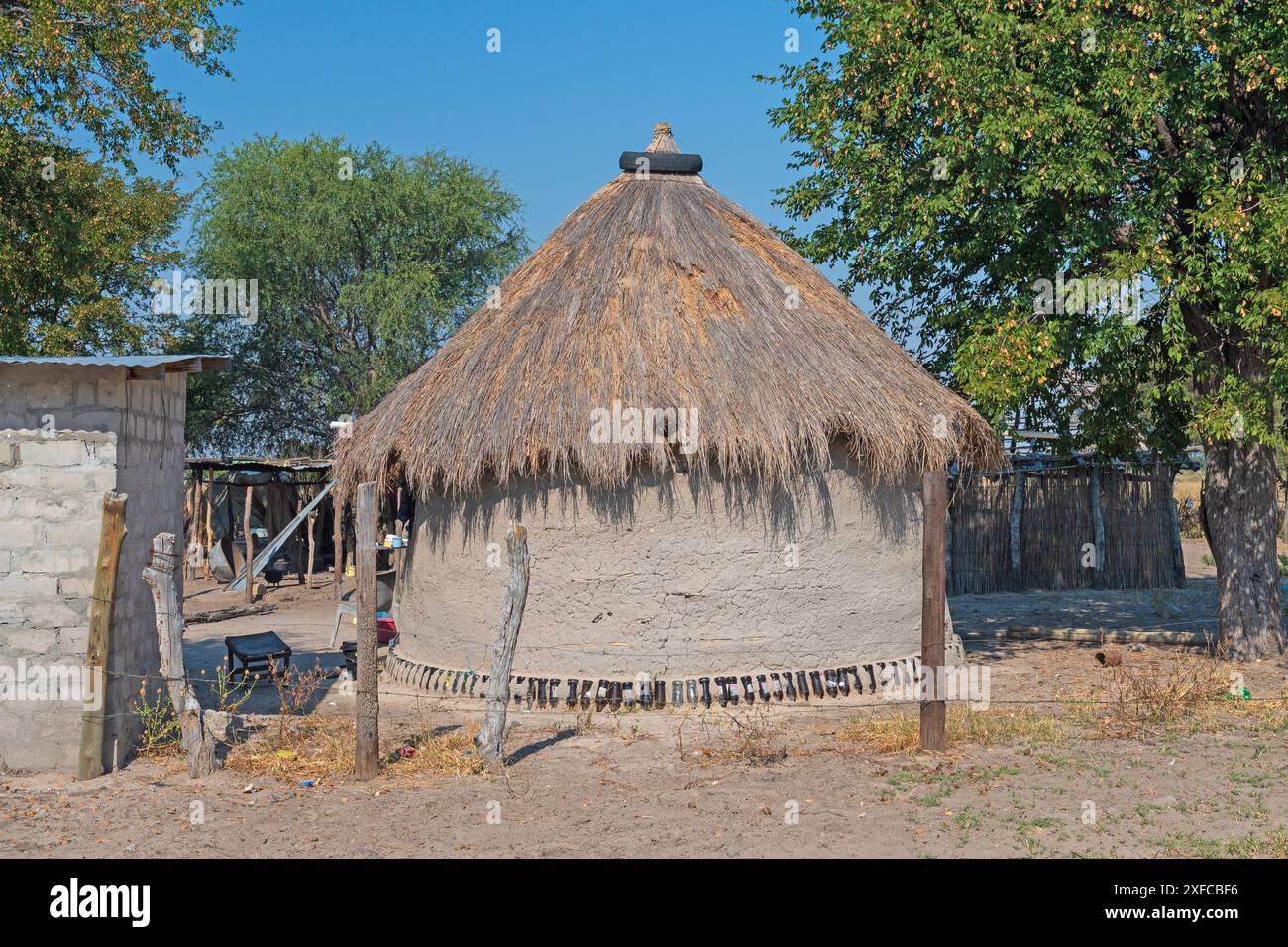 African round hut thatched roof hi-res stock photography and images - Alamy