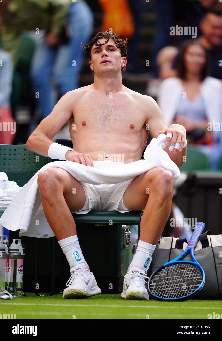 Jack Draper changes his shirt during his match against Elias Ymer on ...